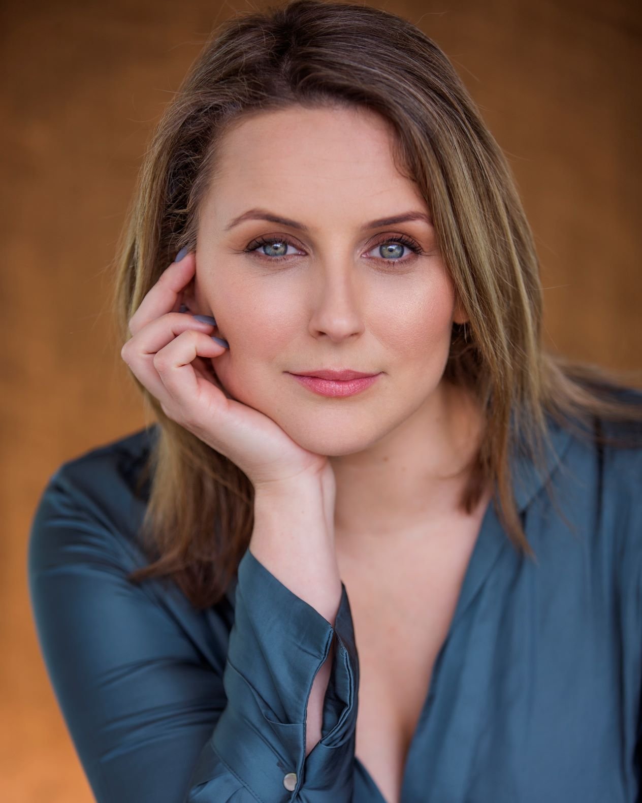 Voice Over Artists Female - Commercial & Corporate Narration ⋆ BMEG